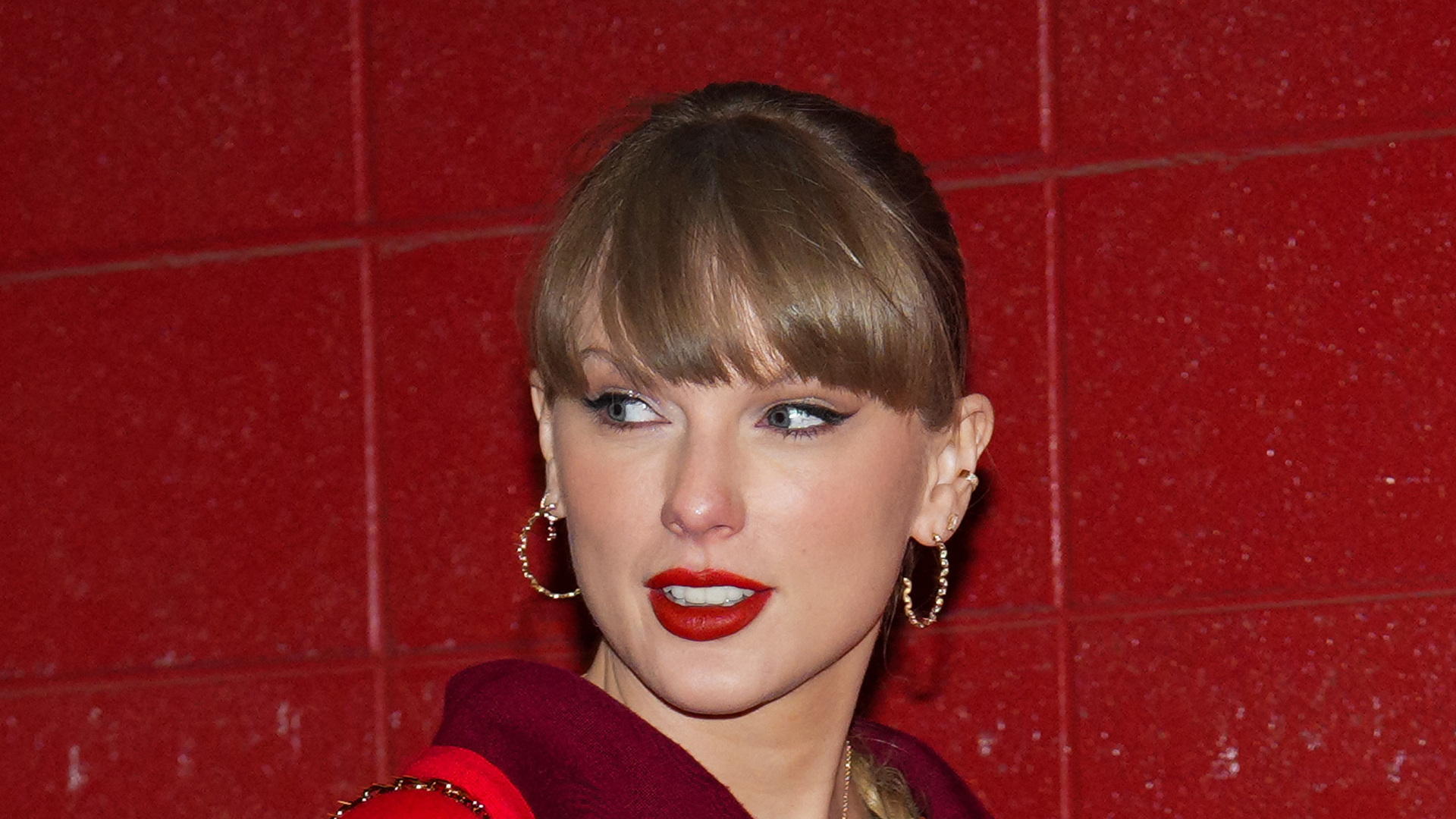 Taylor Swift embraces Christmas on the road supporting Travis Kelce ...