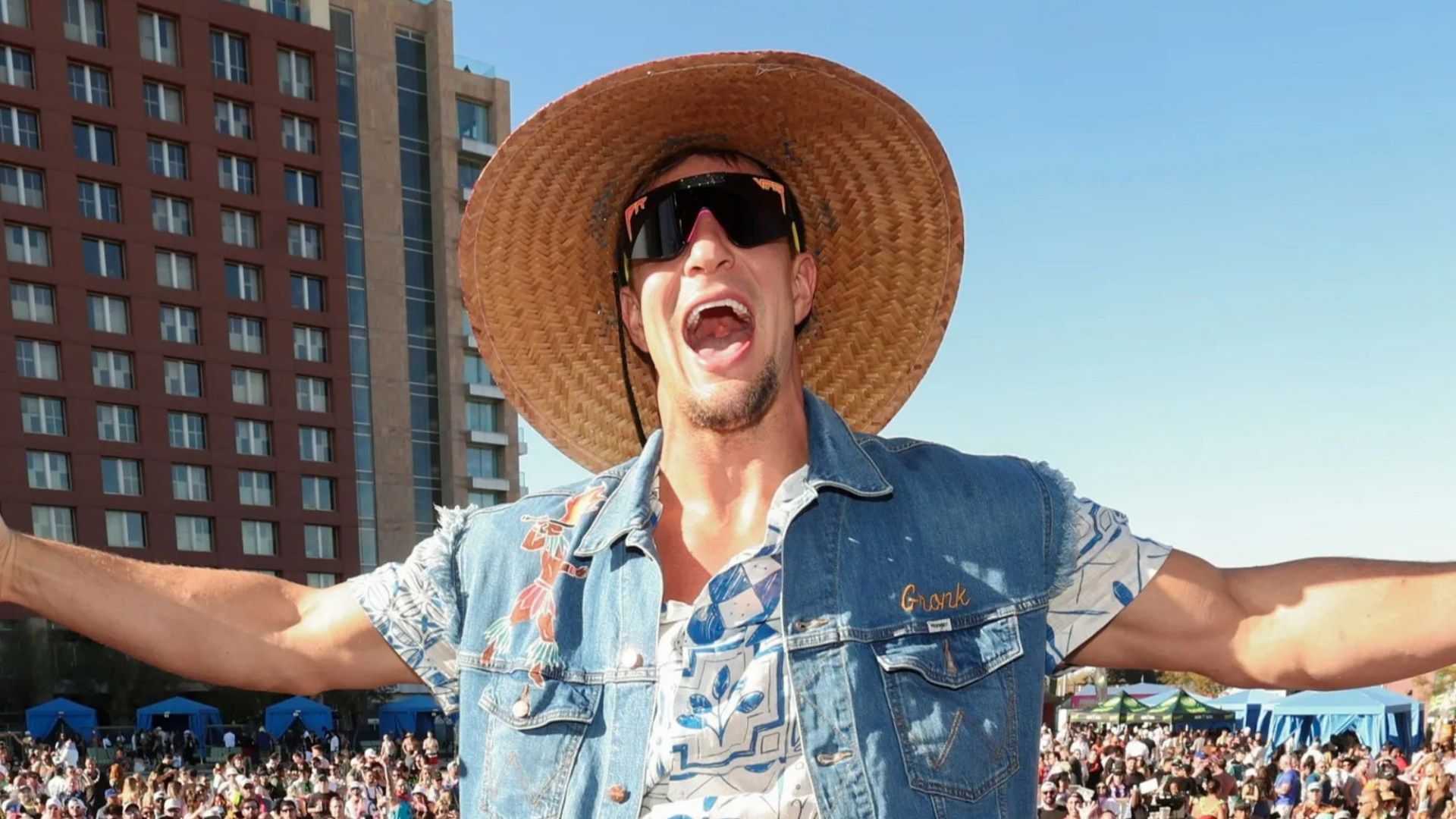 Inside Rob Gronkowski's extravagant lifestyle: From a $69k Apple stock ...